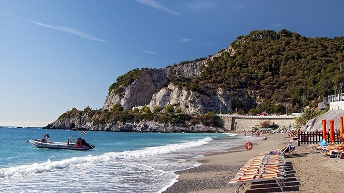 Le spiagge dove andare a Savona: le più belle da visitare | C-Magazine